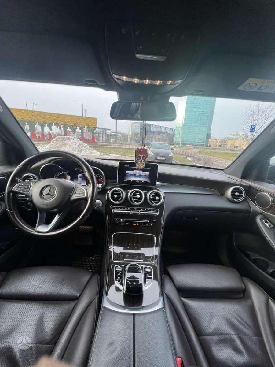 Black Mercedes-Benz GLC 350 2018 in Vilnius, with an engine capacity of 1.99 L and mileage of 190 thousand km for 23000 €, photo 4 on AUTOMOTO.COM.LV