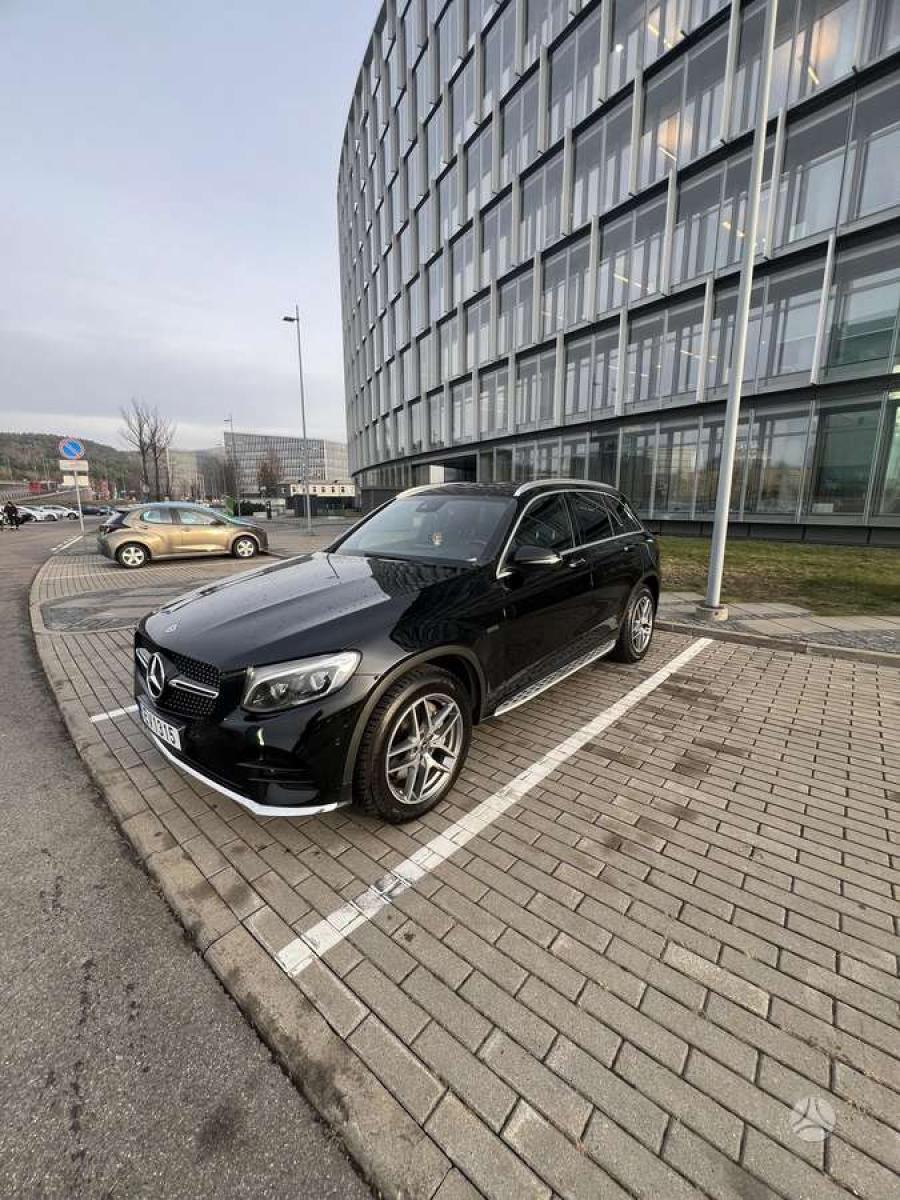 Black Mercedes-Benz GLC 350 2018 in Vilnius, with an engine capacity of 1.99 L and mileage of 190 thousand km for 23000 €, photo 6 on AUTOMOTO.COM.LV