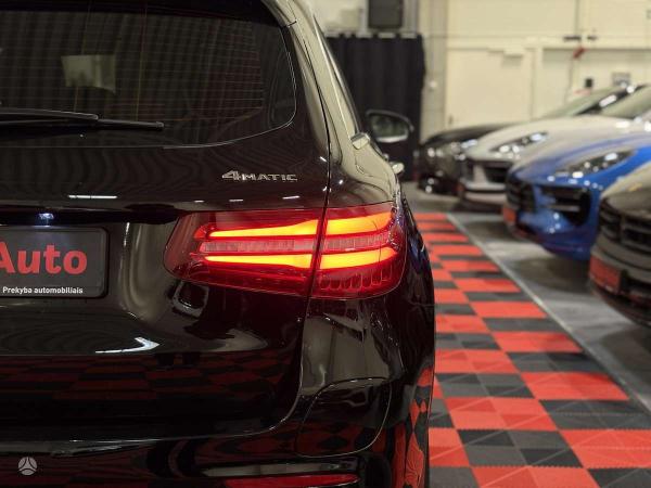 Black Mercedes-Benz GLC 350 2018 in Vilnius, with an engine capacity of 1.99 L and mileage of 191 thousand km for 20500 €, photo 9 on AUTOMOTO.COM.LV