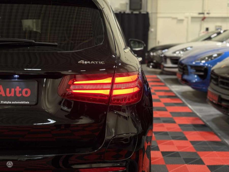 Black Mercedes-Benz GLC 350 2018 in Vilnius, with an engine capacity of 1.99 L and mileage of 191 thousand km for 20500 €, photo 9 on AUTOMOTO.COM.LV