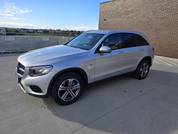 Grey Mercedes-Benz GLC 350 2017 in Vilnius, with an engine capacity of 2.00 L and mileage of 232 thousand km for 18500 €, photo 1 on AUTOMOTO.COM.LV