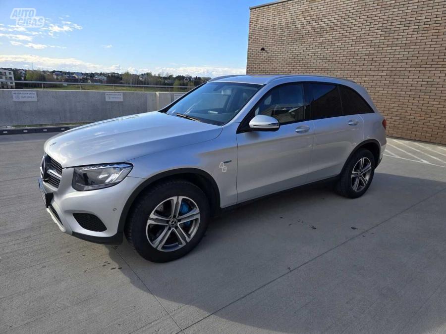 Grey Mercedes-Benz GLC 350 2017 in Vilnius, with an engine capacity of 2.00 L and mileage of 232 thousand km for 18500 €, photo 1 on AUTOMOTO.COM.LV