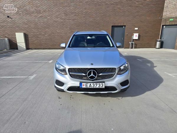 Grey Mercedes-Benz GLC 350 2017 in Vilnius, with an engine capacity of 2.00 L and mileage of 232 thousand km for 18500 €, photo 2 on AUTOMOTO.COM.LV
