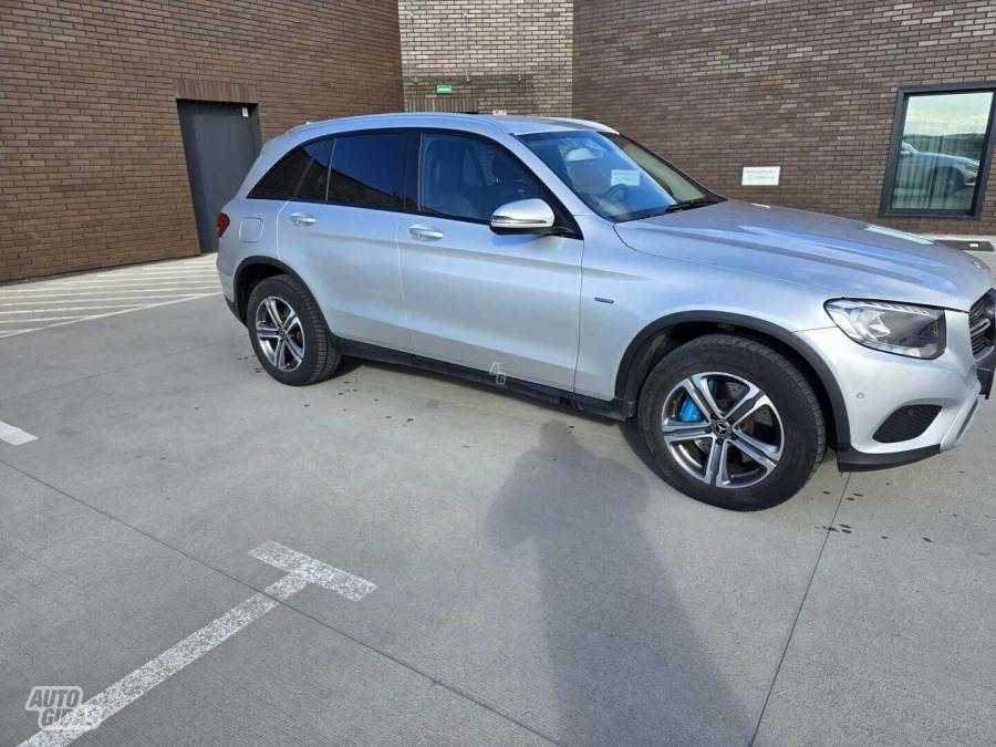 Grey Mercedes-Benz GLC 350 2017 in Vilnius, with an engine capacity of 2.00 L and mileage of 232 thousand km for 18500 €, photo 4 on AUTOMOTO.COM.LV