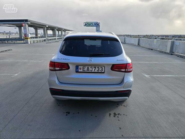Grey Mercedes-Benz GLC 350 2017 in Vilnius, with an engine capacity of 2.00 L and mileage of 232 thousand km for 18500 €, photo 4 on AUTOMOTO.COM.LV