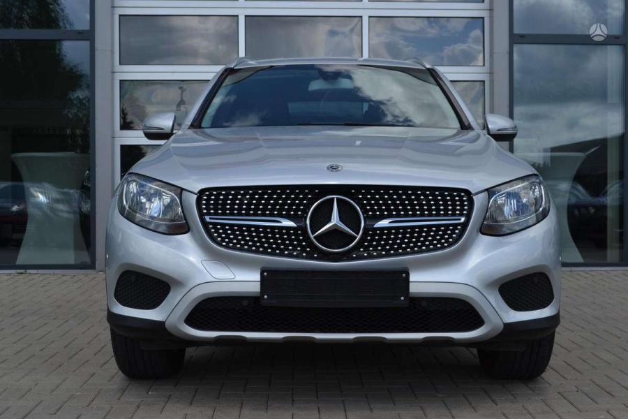 Pelēks Mercedes-Benz GLC 350 2017 Viļņa, ar dzinēja tilpumu 1.99 L un nobraukumu 232 tūkst. km par 16000 €, foto 4 vietnē AUTOMOTO.COM.LV