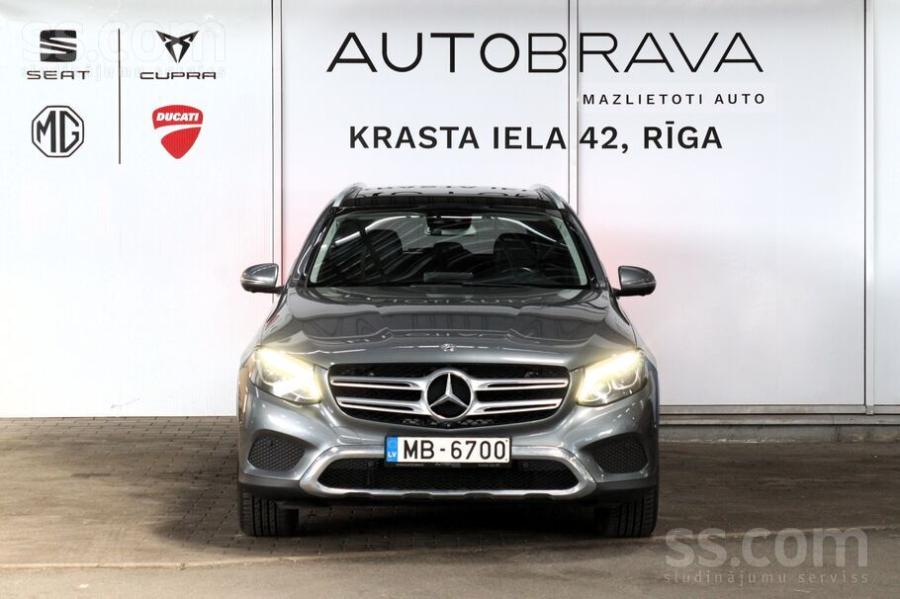 Серый Мерседес GLC 350 2018 в Рига, объемом двигателя 3.00 л и пробегом 130 тыс. км за 24490 €, фото 3 на AUTOMOTO.COM.LV