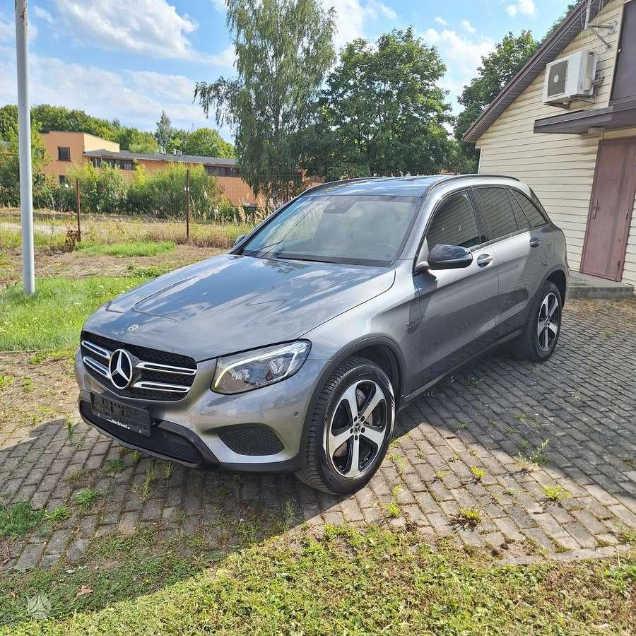 Grey Mercedes-Benz GLC 350 2018 in Marijampole, with an engine capacity of 1.99 L and mileage of 195 thousand km for 15500 €, photo 1 on AUTOMOTO.COM.LV