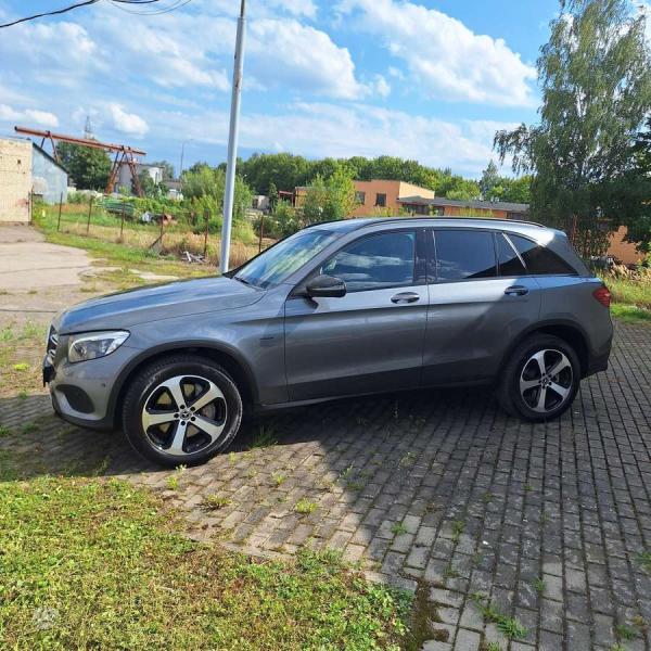 Мерседес GLC 350 2018 в Мариямполе на AUTOMOTO.COM.LV Серый Мерседес GLC 350 2018 в Мариямполе, объемом двигателя 1.99 л и пробегом 195 тыс. км за 15500 €, фото 3 на AUTOMOTO.COM.LV