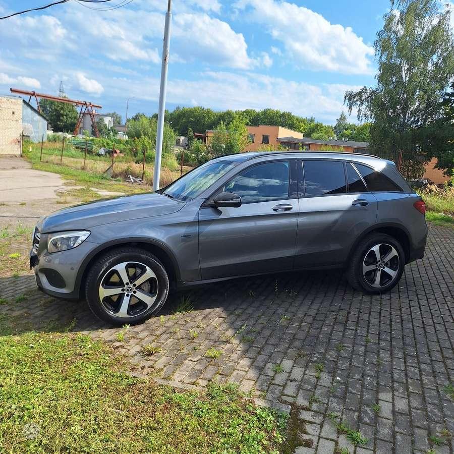 Grey Mercedes-Benz GLC 350 2018 in Marijampole, with an engine capacity of 1.99 L and mileage of 195 thousand km for 15500 €, photo 3 on AUTOMOTO.COM.LV