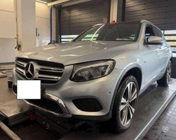 Mercedes-Benz GLC 350 2018 Šauļi vietnē Pelēks Mercedes-Benz GLC 350 2018 Šauļi, ar dzinēja tilpumu 1.99 L un nobraukumu 100 tūkst. km par 19900 €, foto 1 vietnē AUTOMOTO.COM.LV
