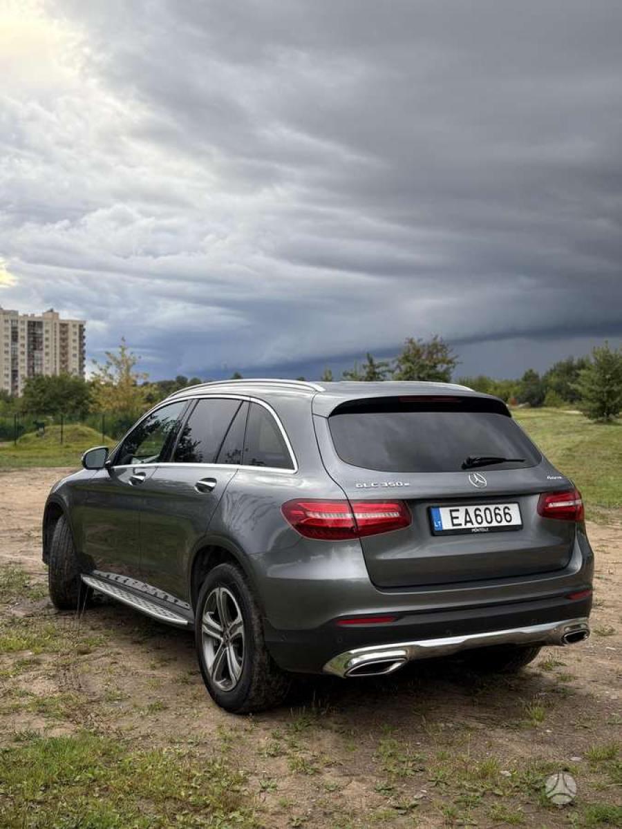 Grey Mercedes-Benz GLC 350 2019 in Vilnius, with an engine capacity of 1.99 L and mileage of 140 thousand km for 23500 €, photo 1 on AUTOMOTO.COM.LV