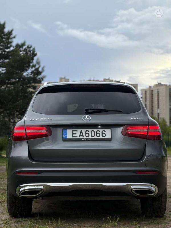 Pelēks Mercedes-Benz GLC 350 2019 Viļņa, ar dzinēja tilpumu 1.99 L un nobraukumu 140 tūkst. km par 23500 €, foto 2 vietnē AUTOMOTO.COM.LV