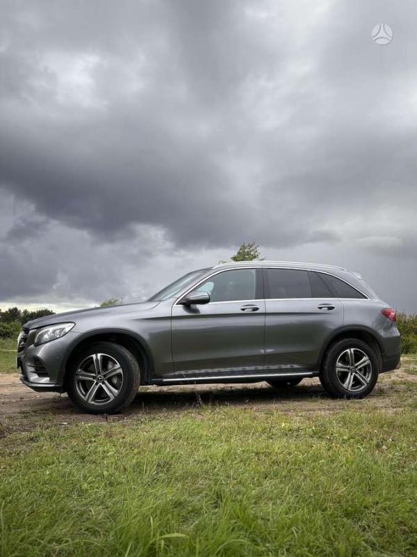 Pelēks Mercedes-Benz GLC 350 2019 Viļņa, ar dzinēja tilpumu 1.99 L un nobraukumu 140 tūkst. km par 23500 €, foto 4 vietnē AUTOMOTO.COM.LV