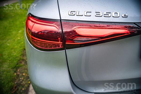 Мерседес GLC 350 2025 в Рига на AUTOMOTO.COM.LV Серый Мерседес GLC 350 2025 в Рига, объемом двигателя 2.00 л и пробегом 16 тыс. км за 68500 €, фото 4 на AUTOMOTO.COM.LV