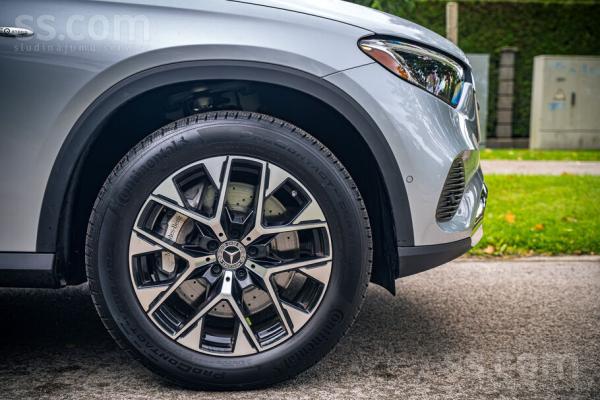 Мерседес GLC 350 2025 в Рига на AUTOMOTO.COM.LV Серый Мерседес GLC 350 2025 в Рига, объемом двигателя 2.00 л и пробегом 16 тыс. км за 68500 €, фото 7 на AUTOMOTO.COM.LV