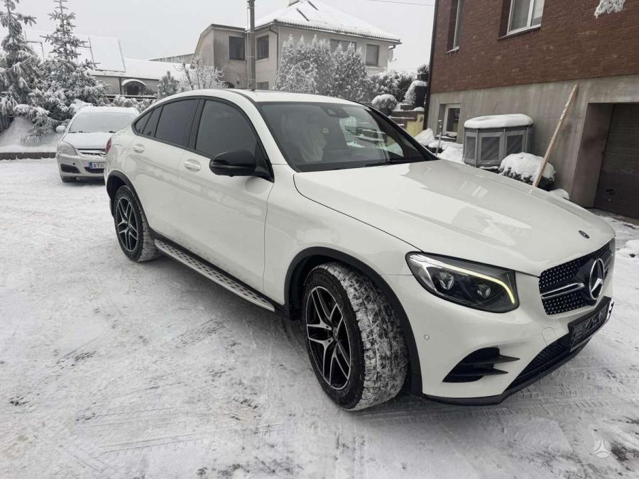 White Mercedes-Benz GLC 350 2018 in Kelme, with an engine capacity of 2.99 L and mileage of 115 thousand km for 29999 €, photo 2 on AUTOMOTO.COM.LV