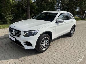 Белый Мерседес GLC 350 2016 в Шяуляй, объемом двигателя 1.99 л и пробегом 196 тыс. км за 12900 €, фото  на AUTOMOTO.COM.LV
