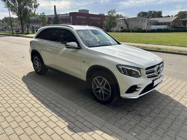White Mercedes-Benz GLC 350 2016 in Siauliai, with an engine capacity of 1.99 L and mileage of 196 thousand km for 12900 €, photo 4 on AUTOMOTO.COM.LV