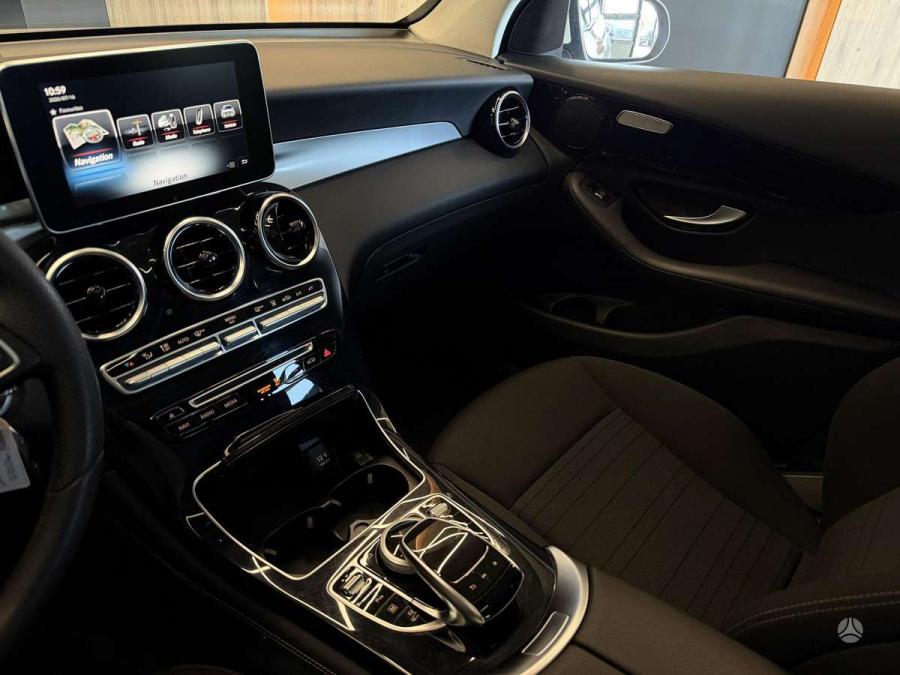 Белый Мерседес GLC 350 2017 в Каунас, объемом двигателя 1.99 л и пробегом 127 тыс. км за 19990 €, фото 20 на AUTOMOTO.COM.LV