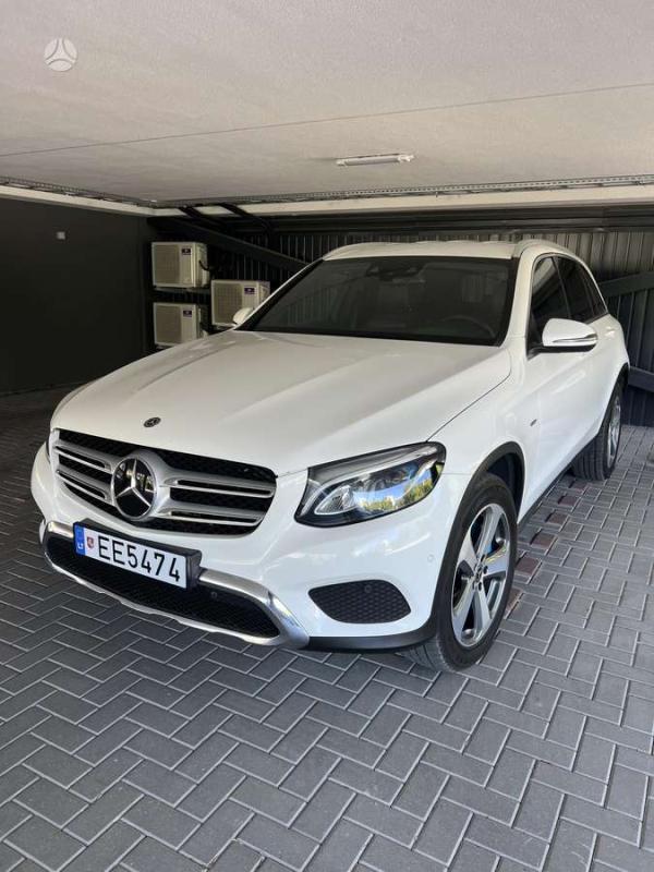 White Mercedes-Benz GLC 350 2018 in Kaunas, with an engine capacity of 1.99 L and mileage of 193 thousand km for 15900 €, photo 1 on AUTOMOTO.COM.LV
