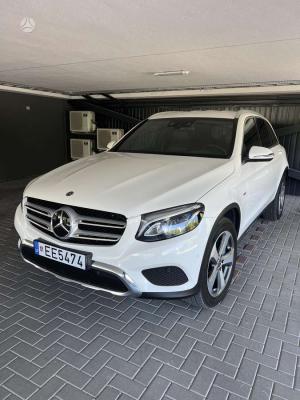 White Mercedes-Benz GLC 350 2018 in Kaunas, with an engine capacity of 1.99 L and mileage of 193 thousand km for 15900 €, photo  on AUTOMOTO.COM.LV