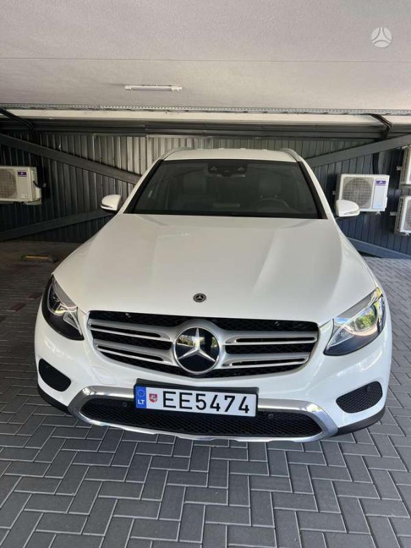 White Mercedes-Benz GLC 350 2018 in Kaunas, with an engine capacity of 1.99 L and mileage of 193 thousand km for 15900 €, photo 2 on AUTOMOTO.COM.LV