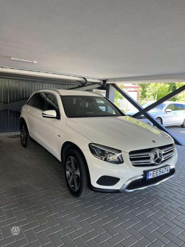 White Mercedes-Benz GLC 350 2018 in Kaunas, with an engine capacity of 1.99 L and mileage of 193 thousand km for 15900 €, photo 3 on AUTOMOTO.COM.LV
