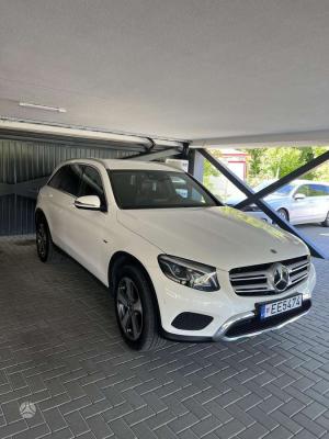 White Mercedes-Benz GLC 350 2018 in Kaunas, with an engine capacity of 1.99 L and mileage of 193 thousand km for 15900 €, photo 4 on AUTOMOTO.COM.LV