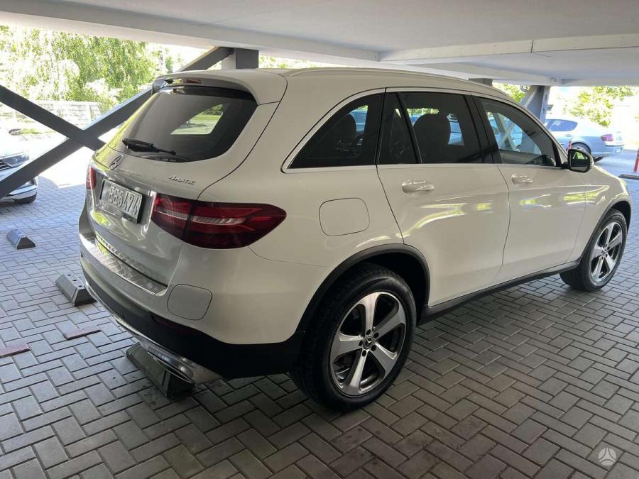 White Mercedes-Benz GLC 350 2018 in Kaunas, with an engine capacity of 1.99 L and mileage of 193 thousand km for 15900 €, photo 5 on AUTOMOTO.COM.LV