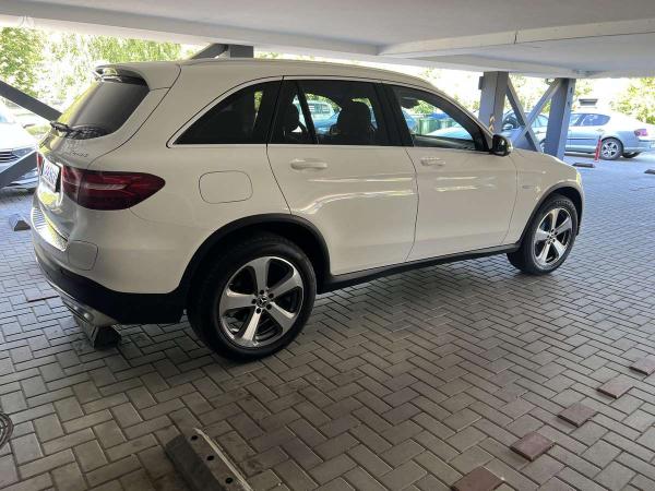 White Mercedes-Benz GLC 350 2018 in Kaunas, with an engine capacity of 1.99 L and mileage of 193 thousand km for 15900 €, photo 5 on AUTOMOTO.COM.LV