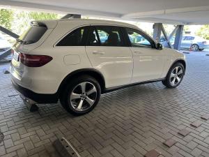 White Mercedes-Benz GLC 350 2018 in Kaunas, with an engine capacity of 1.99 L and mileage of 193 thousand km for 15900 €, photo 6 on AUTOMOTO.COM.LV