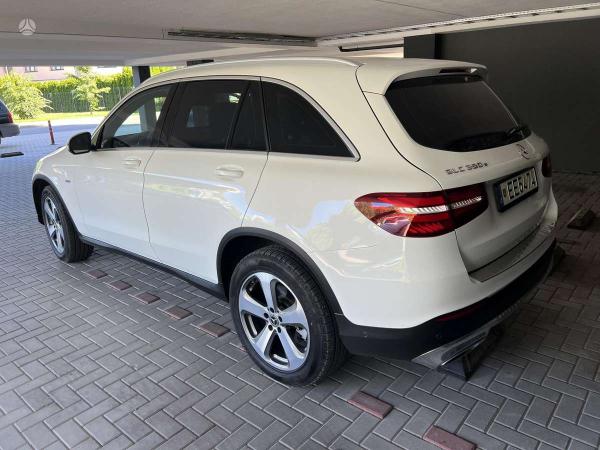 White Mercedes-Benz GLC 350 2018 in Kaunas, with an engine capacity of 1.99 L and mileage of 193 thousand km for 15900 €, photo 6 on AUTOMOTO.COM.LV