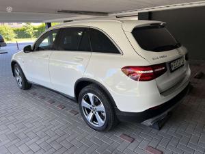 White Mercedes-Benz GLC 350 2018 in Kaunas, with an engine capacity of 1.99 L and mileage of 193 thousand km for 15900 €, photo 7 on AUTOMOTO.COM.LV