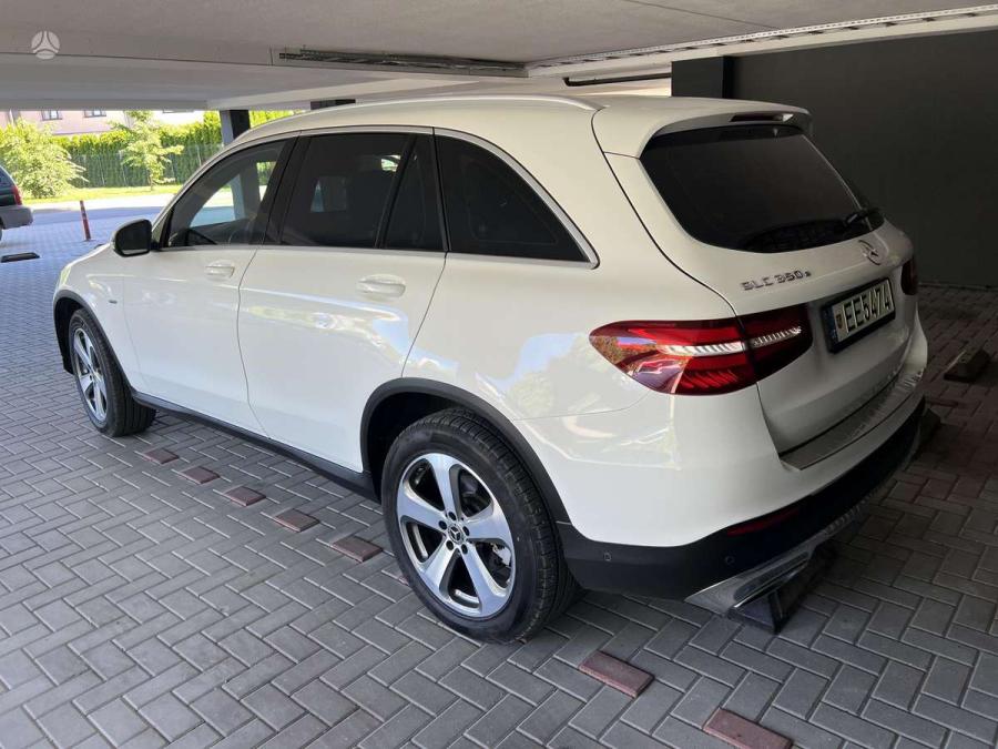 White Mercedes-Benz GLC 350 2018 in Kaunas, with an engine capacity of 1.99 L and mileage of 193 thousand km for 15900 €, photo 7 on AUTOMOTO.COM.LV