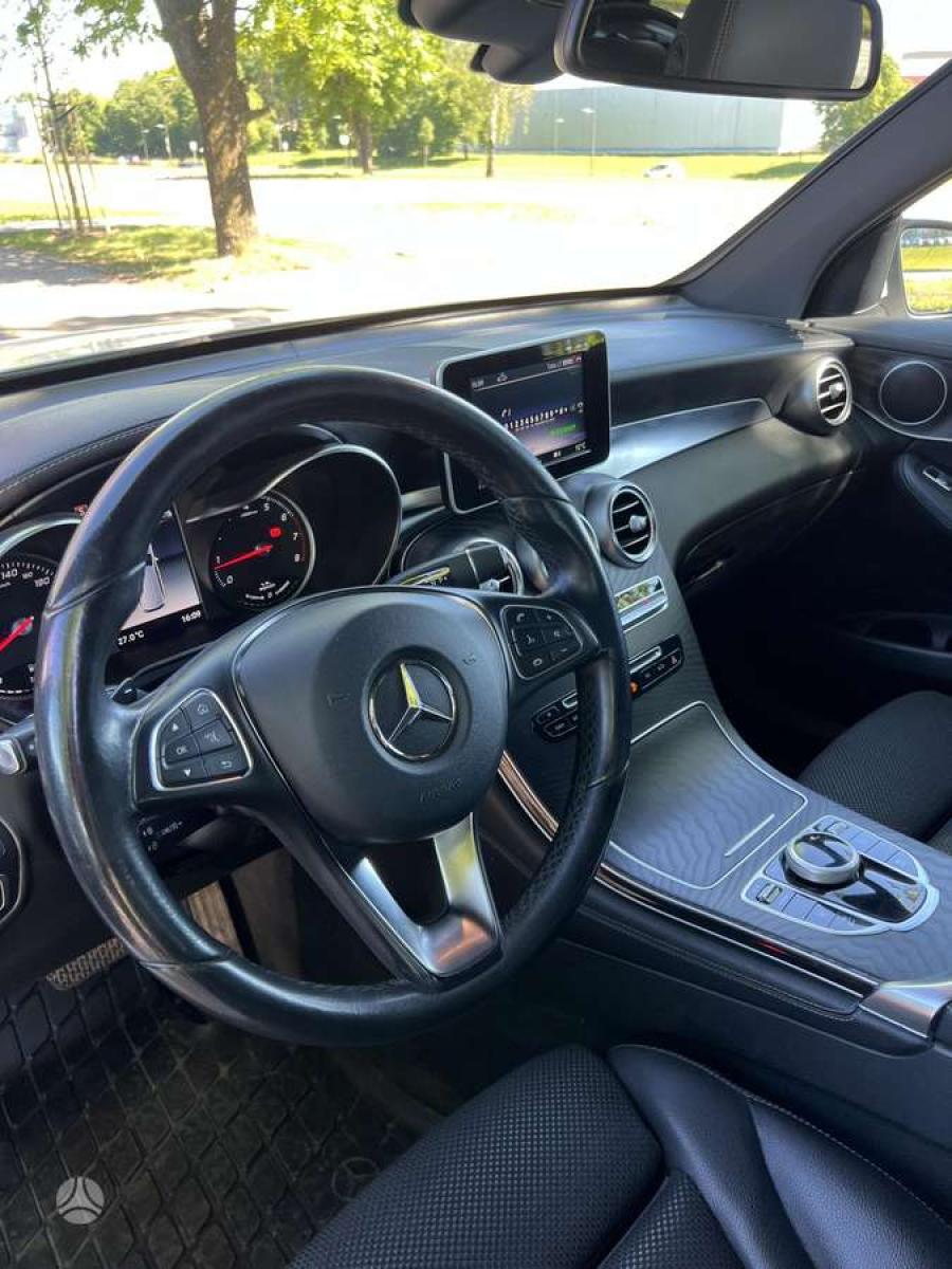 White Mercedes-Benz GLC 350 2018 in Kaunas, with an engine capacity of 1.99 L and mileage of 193 thousand km for 15900 €, photo 16 on AUTOMOTO.COM.LV