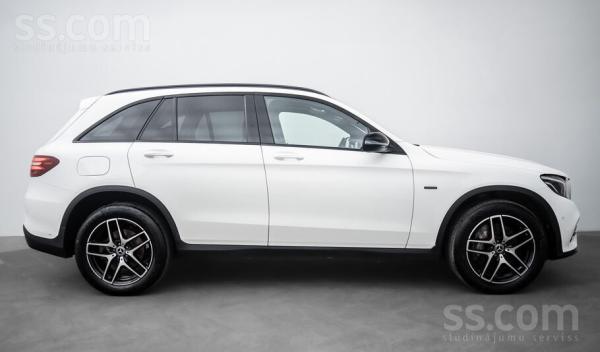 White Mercedes-Benz GLC 350 2018 in Tallinn, with an engine capacity of 2.00 L and mileage of 174 thousand km for 19999 €, photo 4 on AUTOMOTO.COM.LV