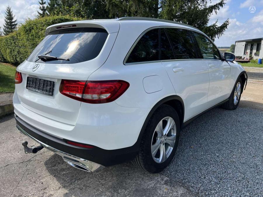 White Mercedes-Benz GLC 350 2018 in Kaunas, with an engine capacity of 2.99 L and mileage of 137 thousand km for 14350 €, photo 3 on AUTOMOTO.COM.LV