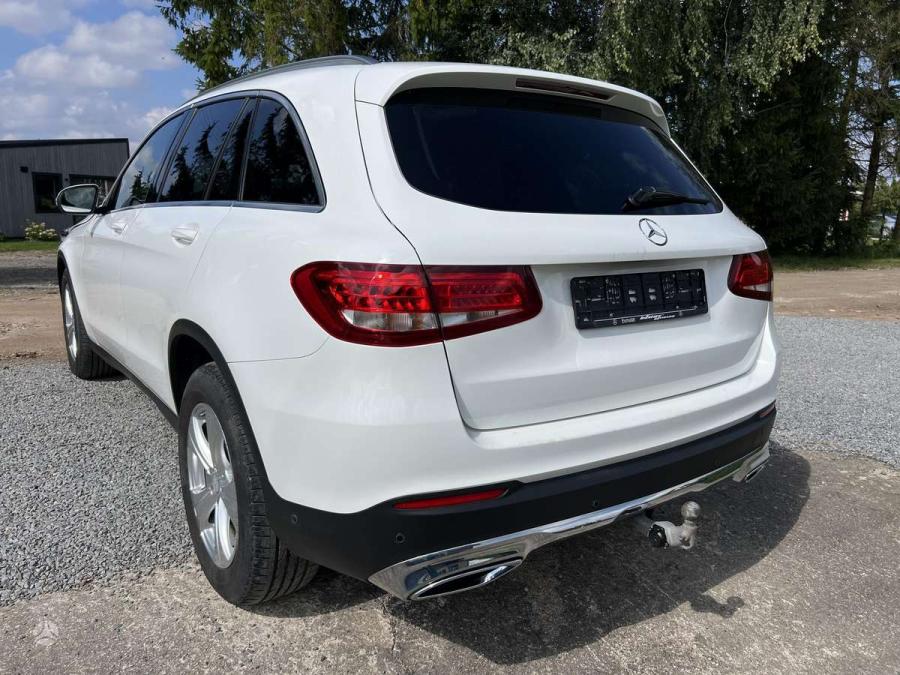 White Mercedes-Benz GLC 350 2018 in Kaunas, with an engine capacity of 2.99 L and mileage of 137 thousand km for 14350 €, photo 4 on AUTOMOTO.COM.LV