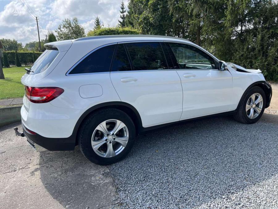 White Mercedes-Benz GLC 350 2018 in Kaunas, with an engine capacity of 2.99 L and mileage of 137 thousand km for 14350 €, photo 5 on AUTOMOTO.COM.LV