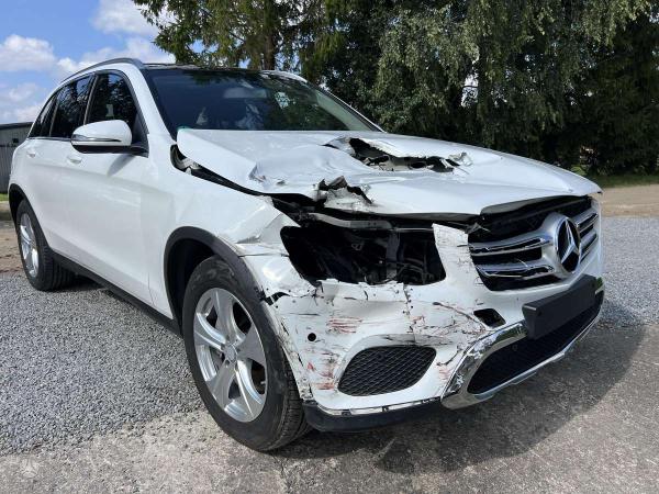 White Mercedes-Benz GLC 350 2018 in Kaunas, with an engine capacity of 2.99 L and mileage of 137 thousand km for 14350 €, photo 9 on AUTOMOTO.COM.LV