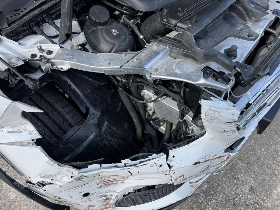 White Mercedes-Benz GLC 350 2018 in Kaunas, with an engine capacity of 2.99 L and mileage of 137 thousand km for 14350 €, photo 15 on AUTOMOTO.COM.LV