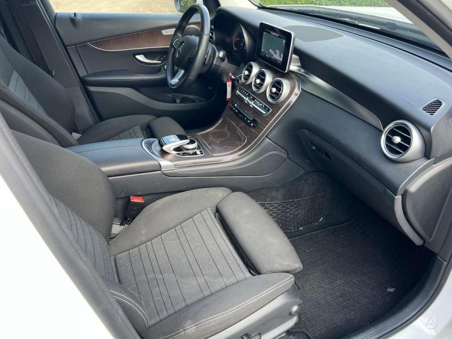 White Mercedes-Benz GLC 350 2018 in Kaunas, with an engine capacity of 2.99 L and mileage of 137 thousand km for 14350 €, photo 23 on AUTOMOTO.COM.LV