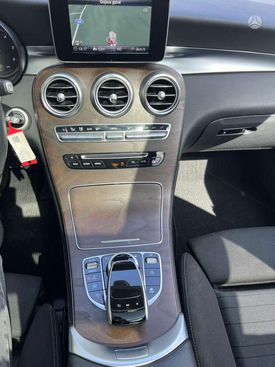 White Mercedes-Benz GLC 350 2018 in Kaunas, with an engine capacity of 2.99 L and mileage of 137 thousand km for 14350 €, photo 24 on AUTOMOTO.COM.LV
