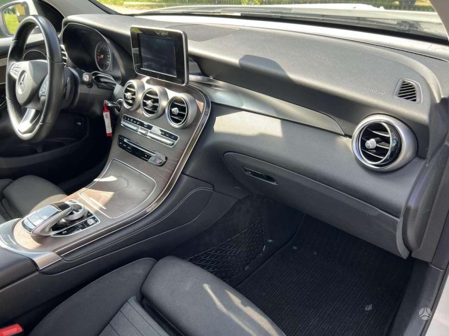 White Mercedes-Benz GLC 350 2018 in Kaunas, with an engine capacity of 2.99 L and mileage of 137 thousand km for 14350 €, photo 28 on AUTOMOTO.COM.LV
