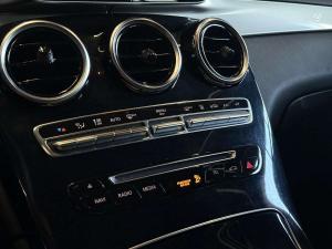 White Mercedes-Benz GLC 350 2018 in Kaunas, with an engine capacity of 1.99 L and mileage of 78 thousand km for 28490 €, photo 28 on AUTOMOTO.COM.LV