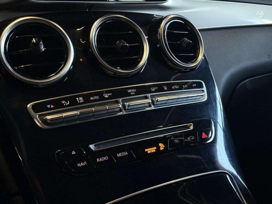White Mercedes-Benz GLC 350 2018 in Kaunas, with an engine capacity of 1.99 L and mileage of 78 thousand km for 28490 €, photo 28 on AUTOMOTO.COM.LV