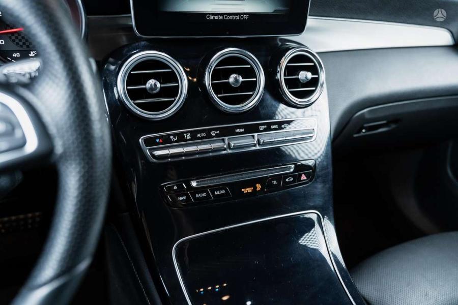 Pelēks Mercedes-Benz GLC 43 AMG 2017 Viļņa, ar dzinēja tilpumu 3.00 L un nobraukumu 83 tūkst. km par 26999 €, foto 25 vietnē AUTOMOTO.COM.LV