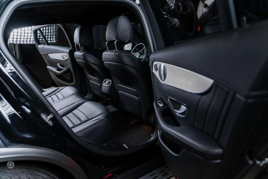Pelēks Mercedes-Benz GLC 43 AMG 2017 Viļņa, ar dzinēja tilpumu 3.00 L un nobraukumu 83 tūkst. km par 26999 €, foto 31 vietnē AUTOMOTO.COM.LV