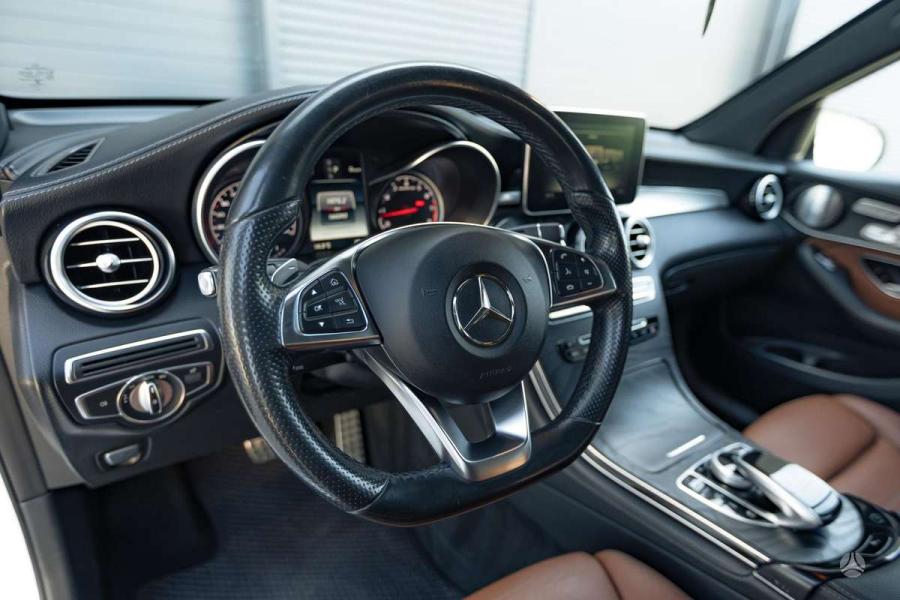 Белый Мерседес GLC 43 AMG 2017 в Клайпеда, объемом двигателя 0.00 л и пробегом 160 тыс. км за 22900 €, фото 23 на AUTOMOTO.COM.LV